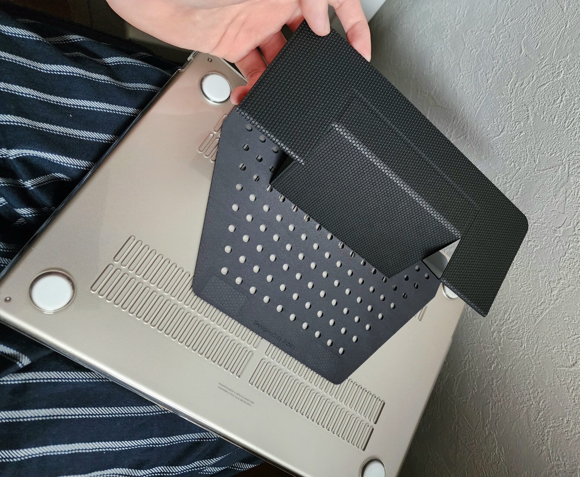 【レビュー】ノートPCスタンドはMOFT（モフト）で決まり！粘着式は持ち運びに最適で使い勝手よし！ | ベターライフブログ